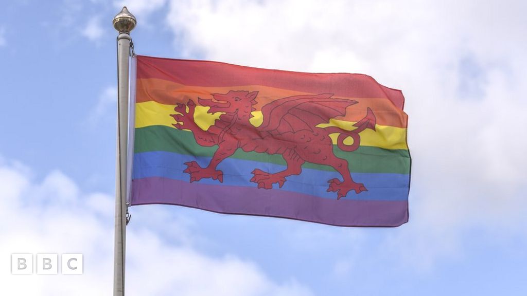 LHDTC+ a'r Gymraeg: Ydy hi'n anodd perthyn i'r ddwy gymuned? - BBC ...