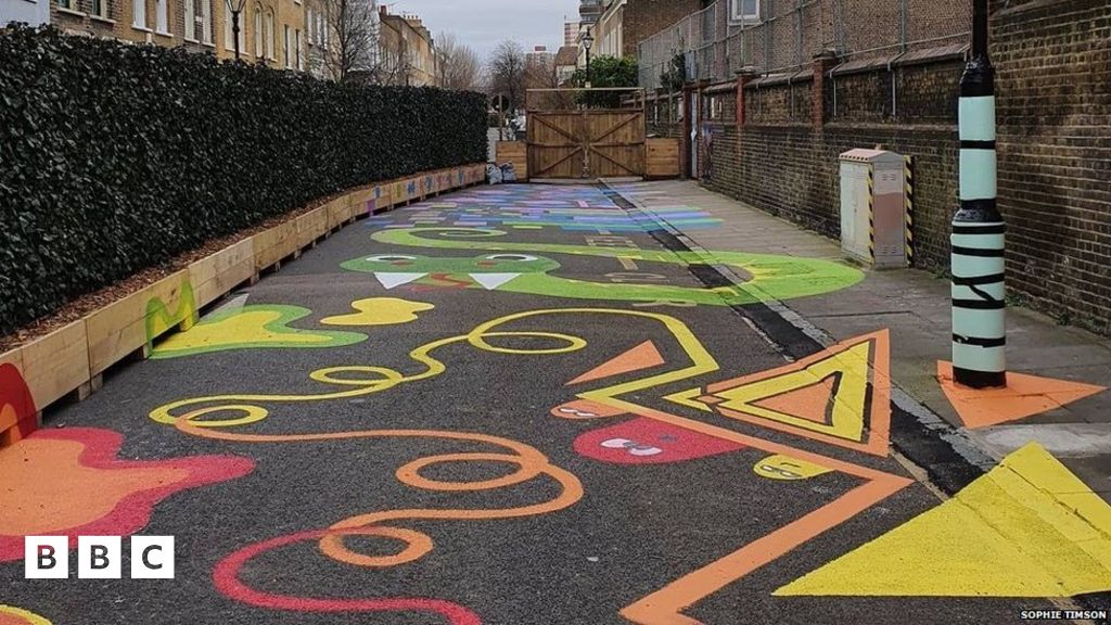 Tower Hamlets: School children protest removal of 'pop-up playground ...