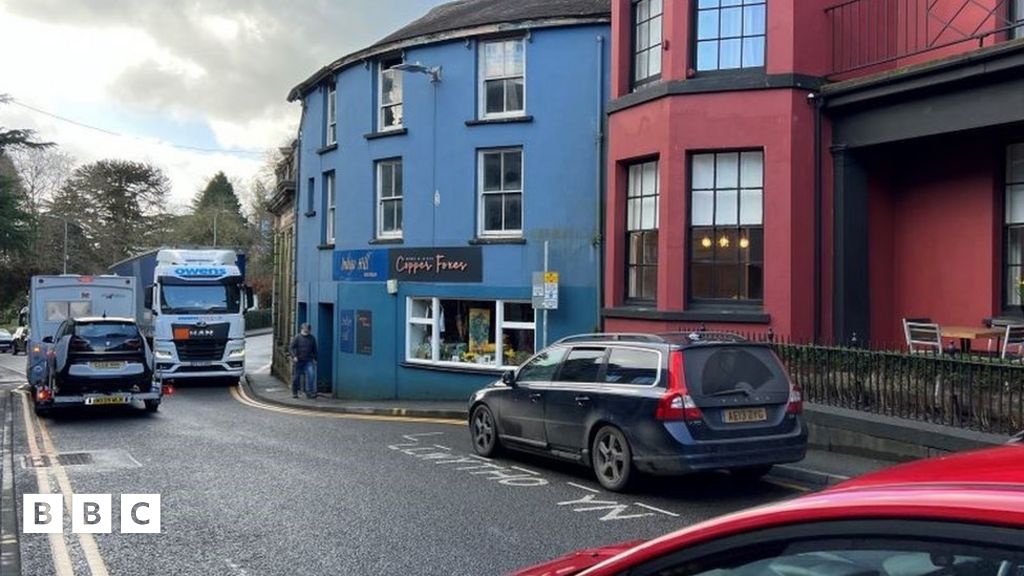 Gobaith y bydd ffordd osgoi yn gwella tref Llandeilo - BBC Cymru Fyw