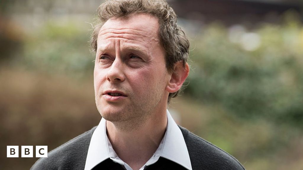 Gareth Bennett eisiau bod yn arweinydd newydd UKIP - BBC Cymru Fyw