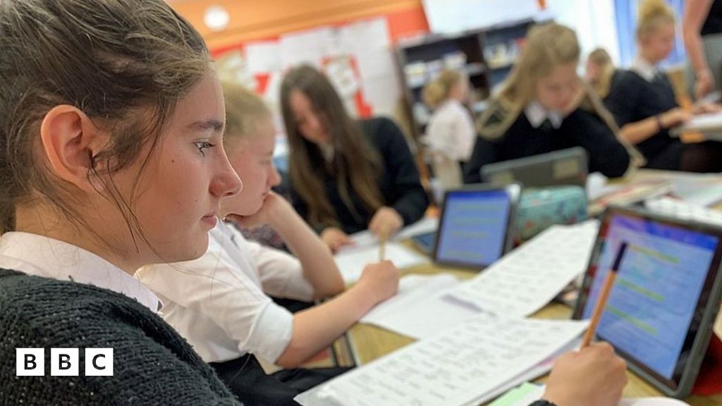 Cadarnhau newidiadau i TGAU Cymraeg a Gwyddoniaeth - BBC Cymru Fyw