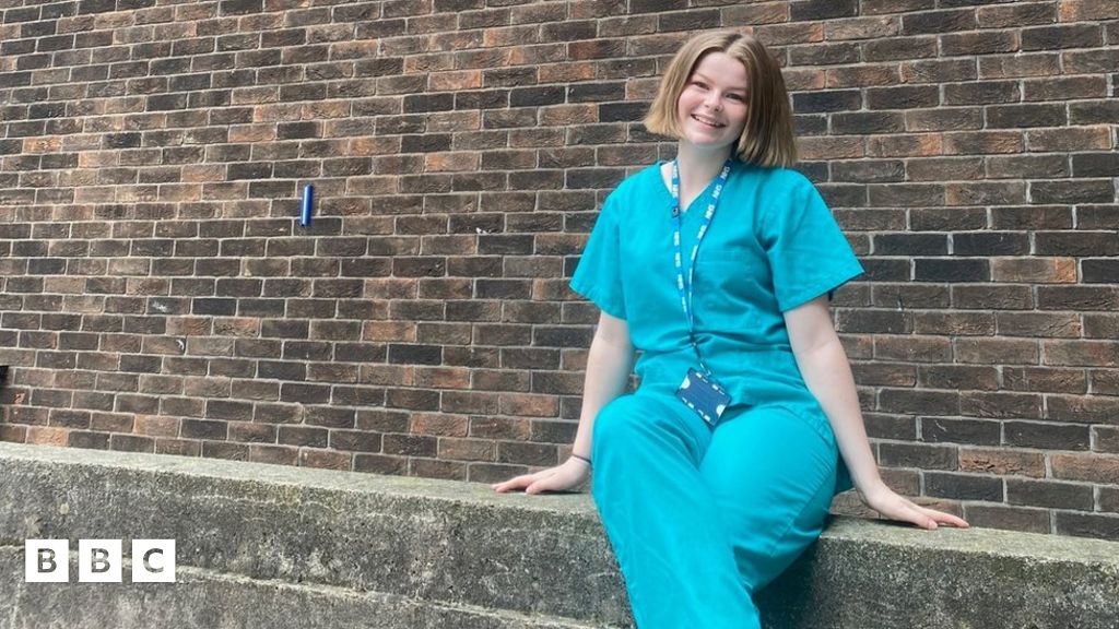 'Peidiwch rhoi fyny': Cyngor myfyriwr deintyddiaeth - BBC Cymru Fyw