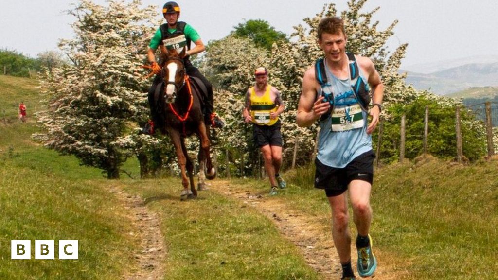 Rhedwr yn ennill ras yn erbyn ceffyl yn Llanwrtyd - BBC Cymru Fyw