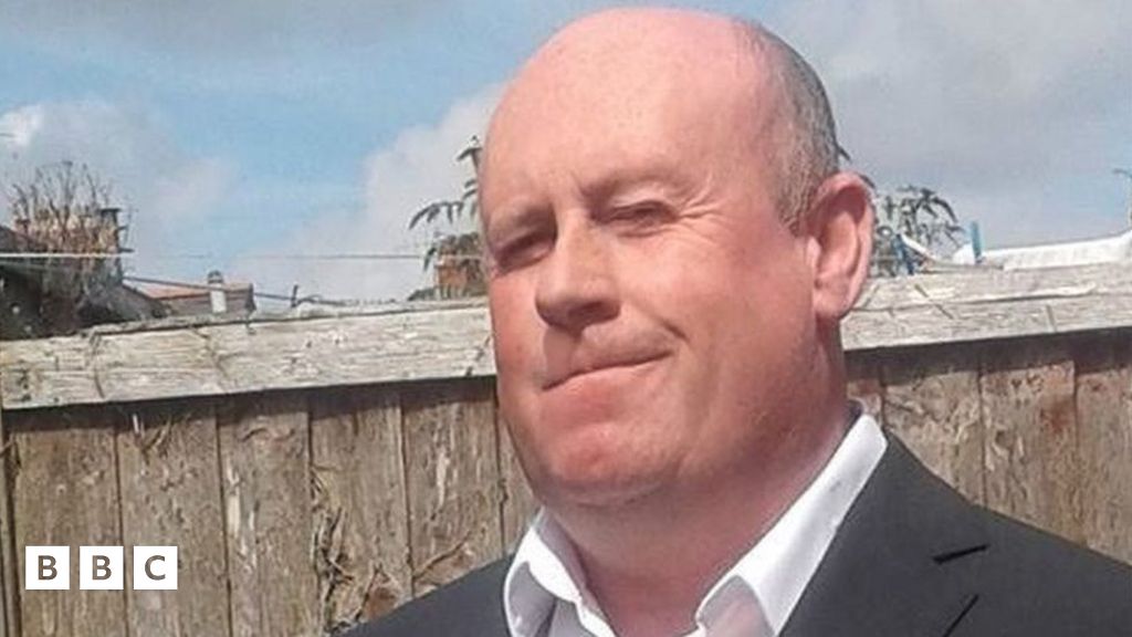 Cyn-gynghorydd Plaid Cymru'n euog dros negeseuon rhyw - BBC Cymru Fyw