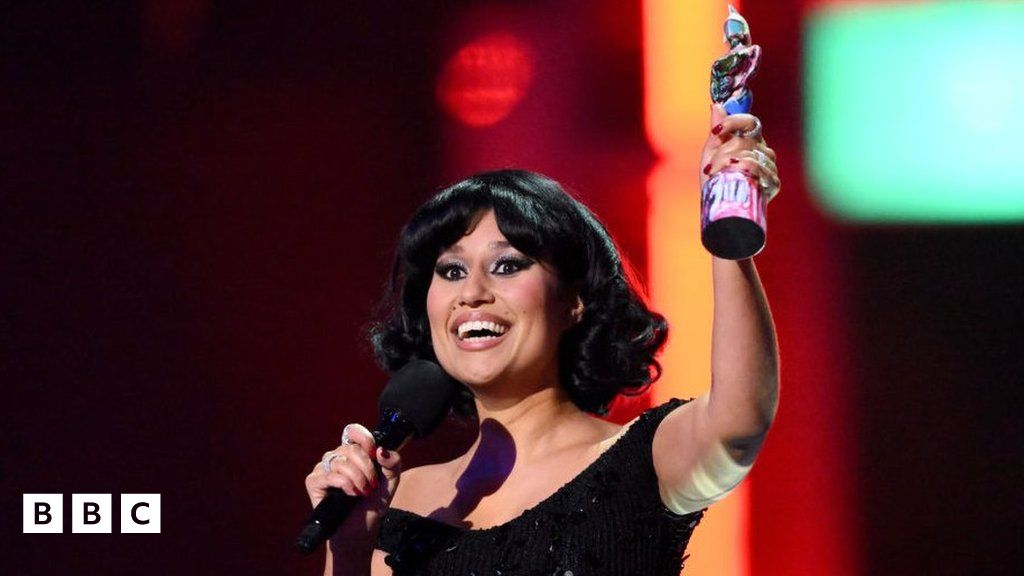 Brit Awards 2024: RAYE makes history by winning six trophies - BBC ...