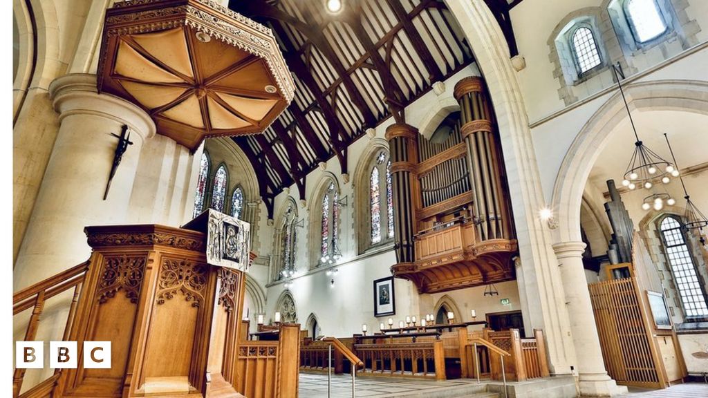 Ethol degfed Esgob Abertawe ac Aberhonddu - BBC Cymru Fyw