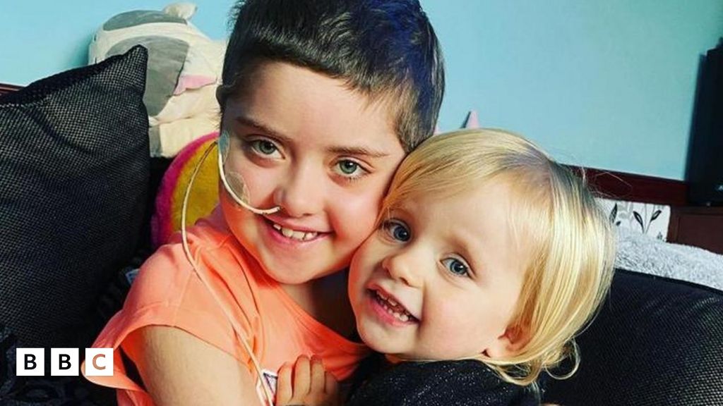 Sisters get bravery awards for life saving transplant - BBC Newsround