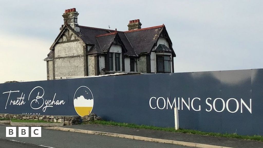 Llety gwyliau Ynys Môn 'angen parchu' enwau Cymraeg - BBC Cymru Fyw