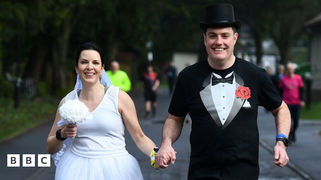 Priodas Pum Mil Metr: Cwpl yn priodi ar ôl Parkrun - BBC Cymru Fyw