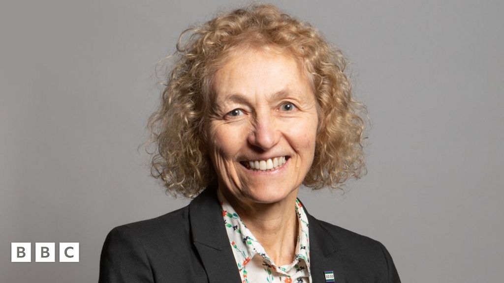 AS Llafur wedi ei gwahardd 'yn dilyn honiadau bwlio' - BBC Cymru Fyw