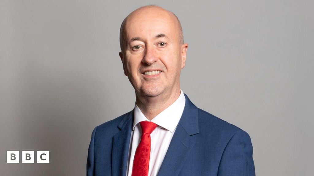 Gwahardd yr AS Llafur Geraint Davies wedi 'honiadau difrifol' - BBC Cymru Fyw