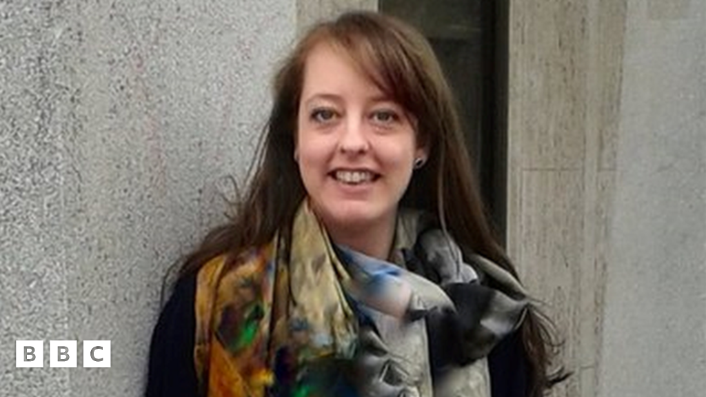 Elin Burns: Bywyd diplomydd yn Pacistan - BBC Cymru Fyw