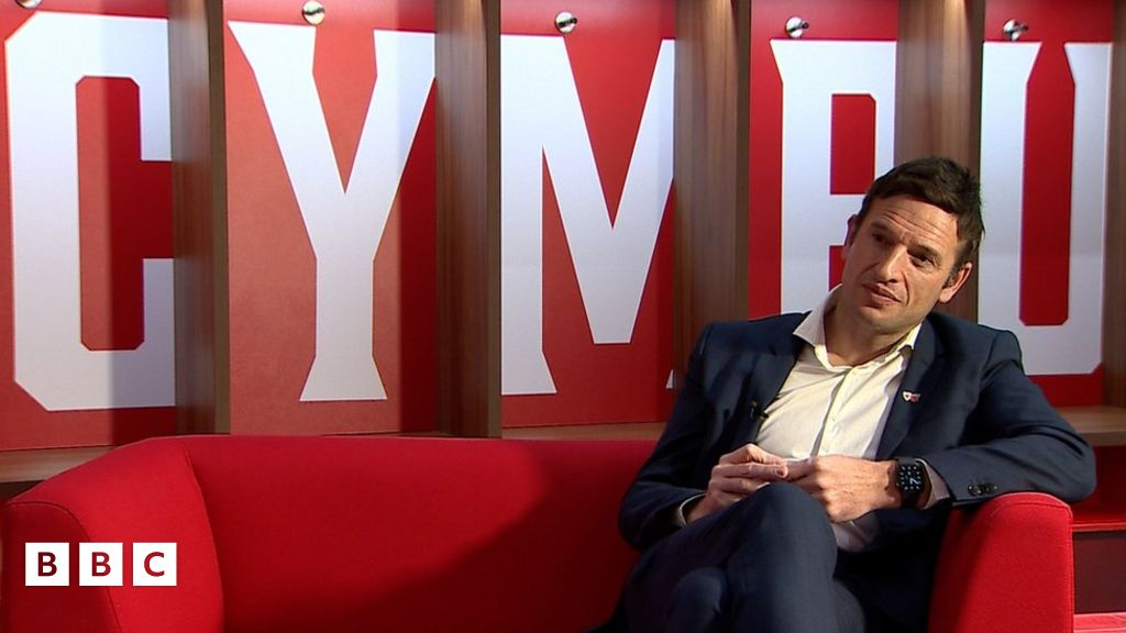 Cymdeithas Bêl-droed Cymru i drafod parhau gyda noddwr brenhinol - BBC ...