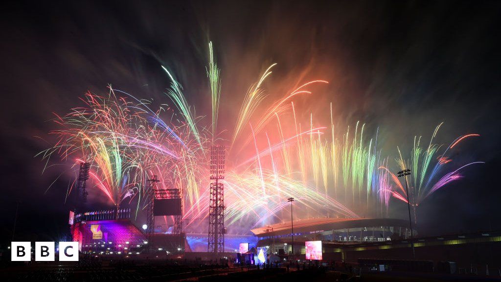 Commonwealth Games: Opening Ceremony kicks off with a bang - BBC Newsround