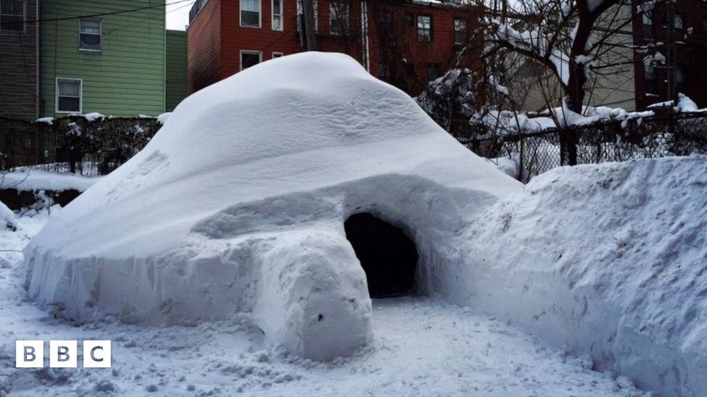 Friends build igloo 'hotel' in Winter Storm Jonas - BBC Newsround