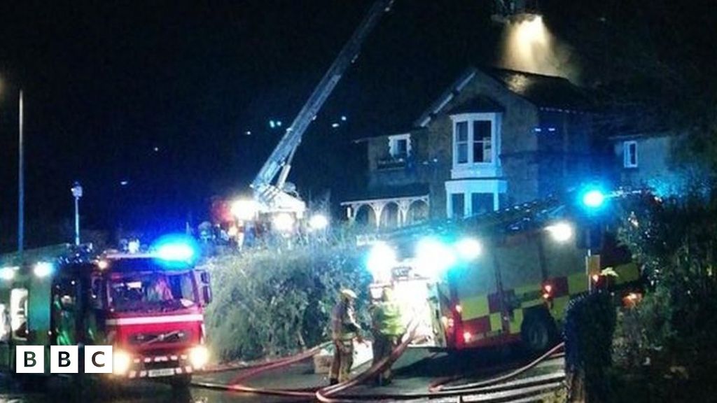 Tân mawr wedi dinistrio hen siop ym Mangor dros nos - BBC Cymru Fyw