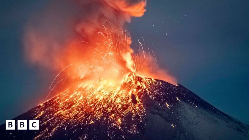 Popocatépetl: Evacuation warnings as Mexican volcano erupts - BBC Newsround