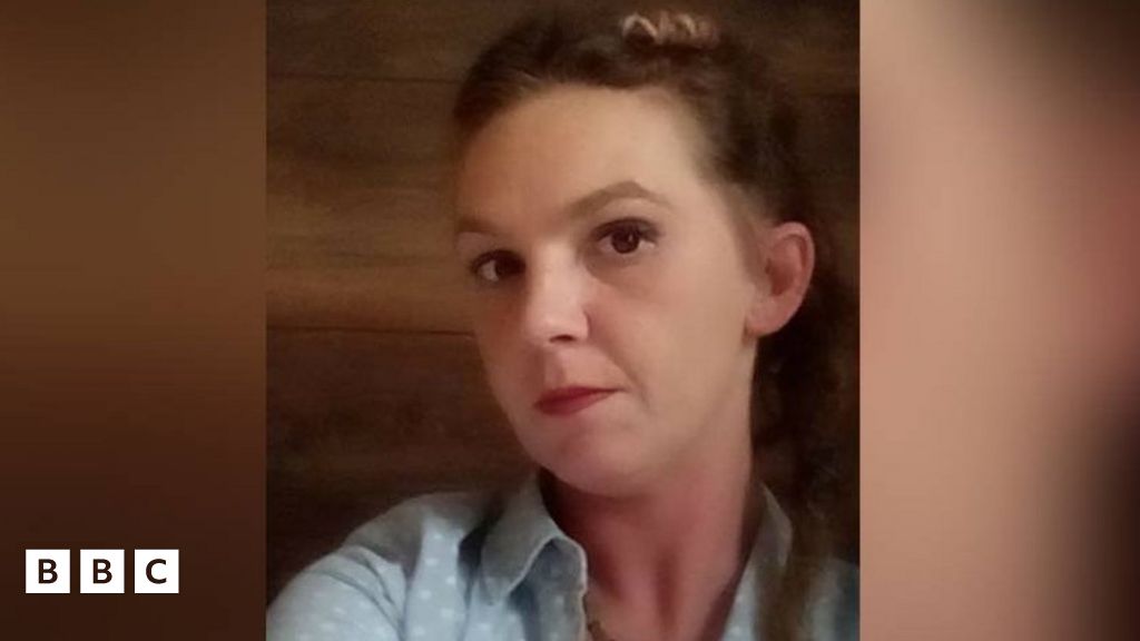 Teyrnged i fenyw a gafodd ei chanfod yn farw yn Afon Hafren - BBC Cymru Fyw