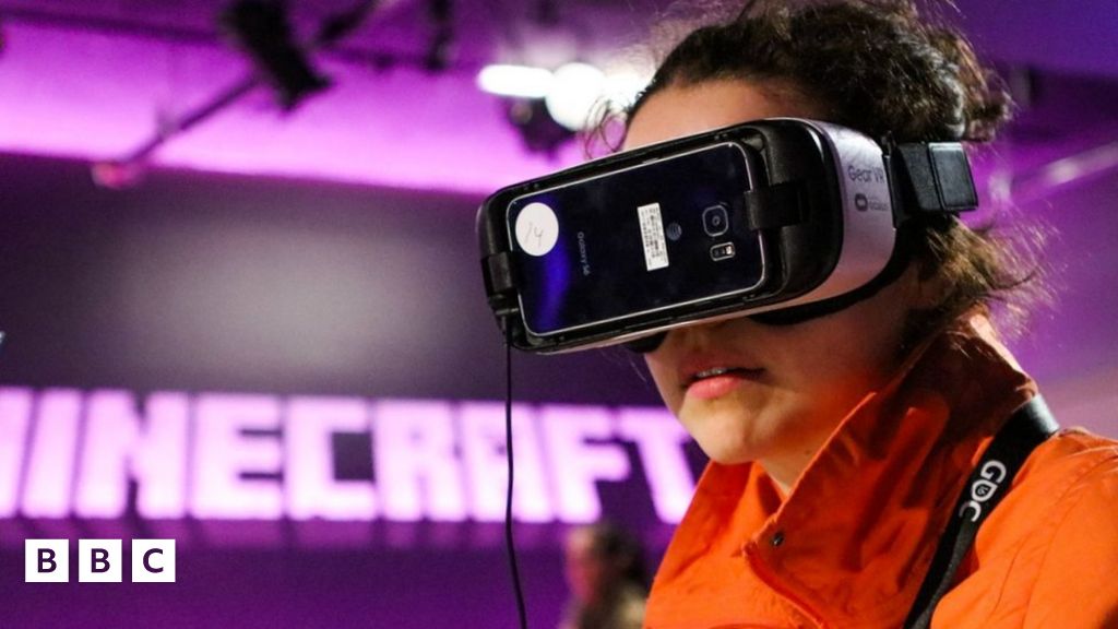 Minecraft goes virtual reality on Samsung's Gear VR - BBC Newsround