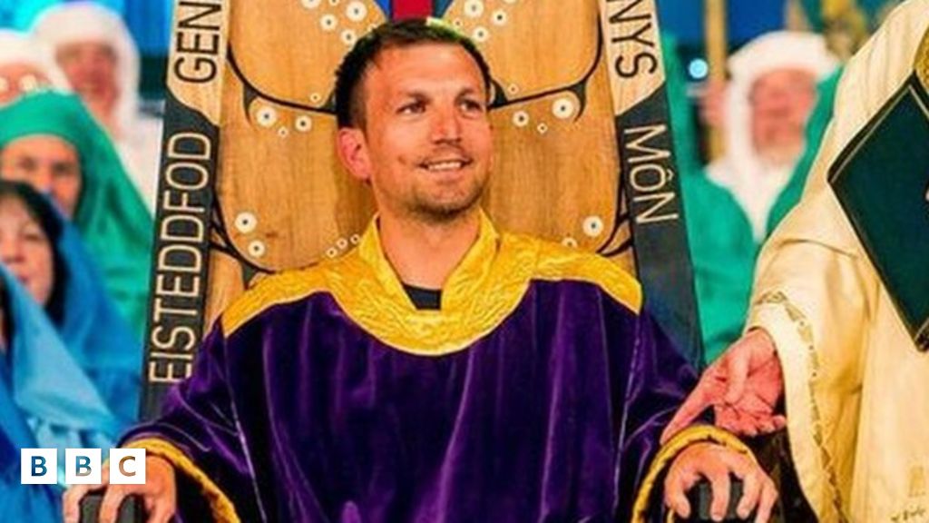 Osian Rhys Jones yn ennill Cadair y Brifwyl ym Môn - BBC Cymru Fyw