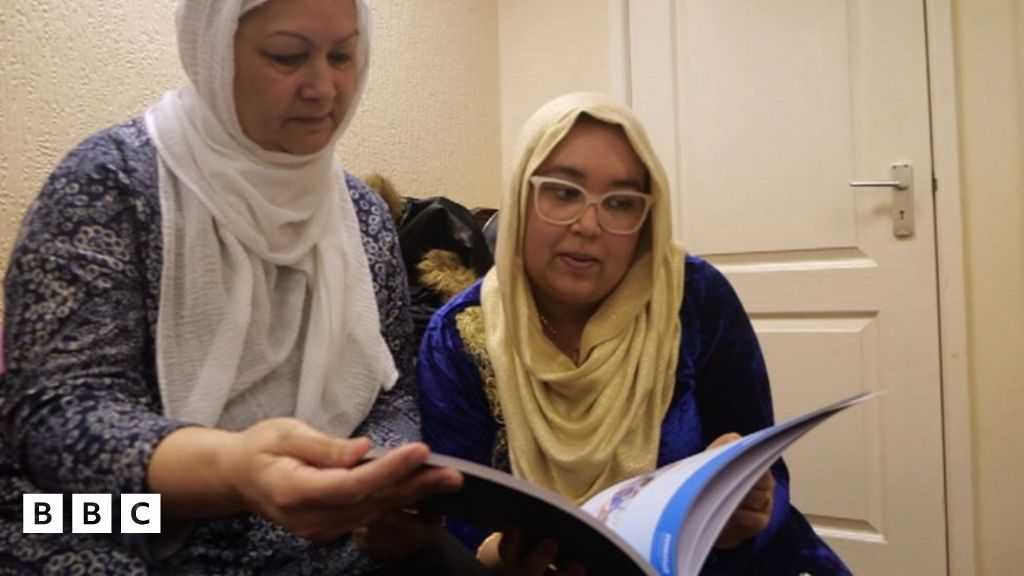 Teulu'n dianc rhag ymddygiad gwrth-Islamaidd - BBC Cymru Fyw