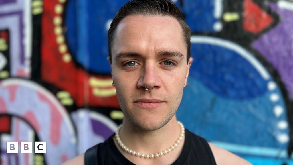 'Dim hyder' bod plismyn yn delio â chasineb homoffobaidd - BBC Cymru Fyw