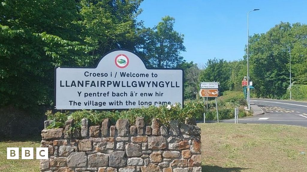 'Stynt wirion' cwmni betio'n codi gwrychyn yn Llanfairpwll - BBC Cymru Fyw