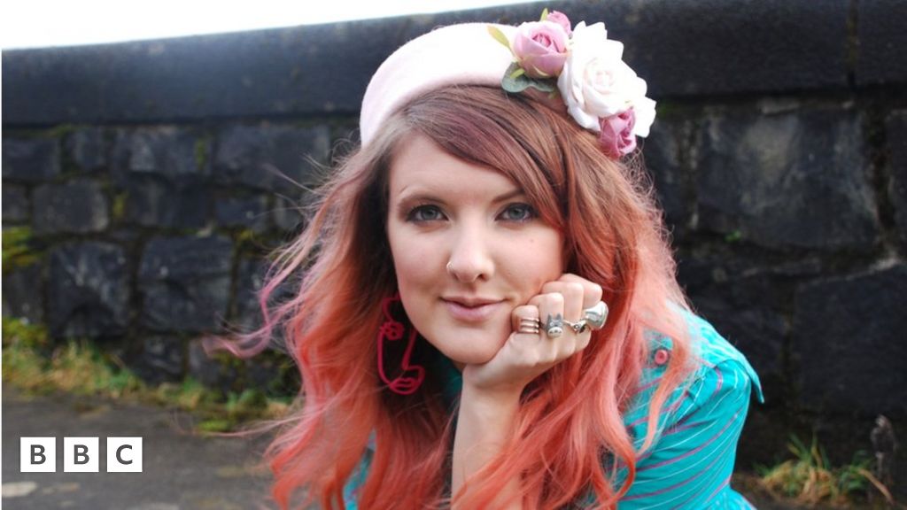 Llio Maddocks: Colli Dad a dysgu byw yn 2020 - BBC Cymru Fyw