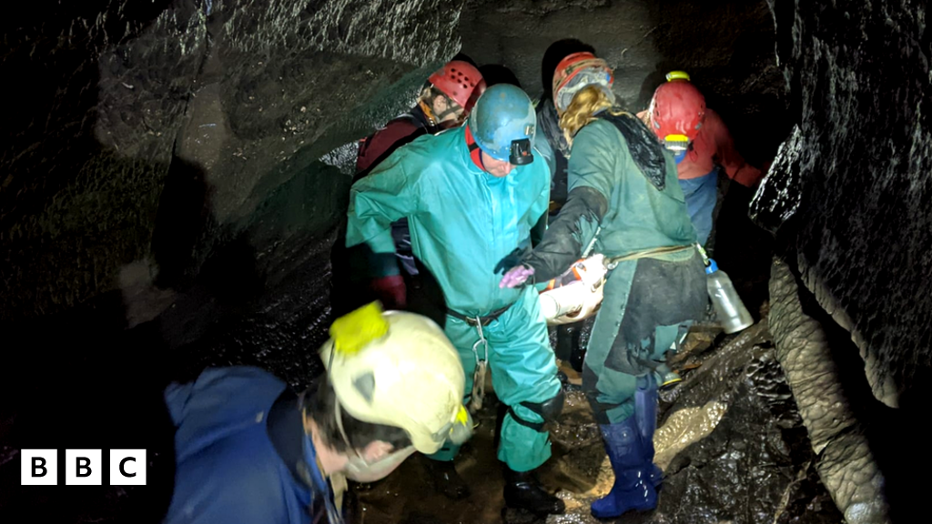 Achub dyn fu'n sownd mewn ogof ers dydd Sadwrn - BBC Cymru Fyw