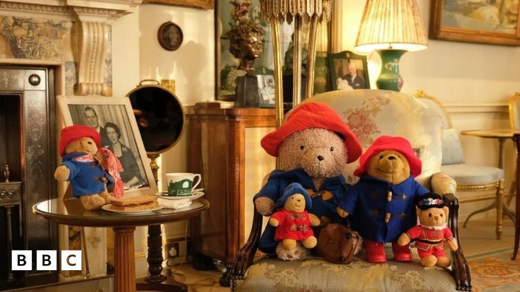 Paddington Bear teddies visit London's royal residences - BBC Newsround