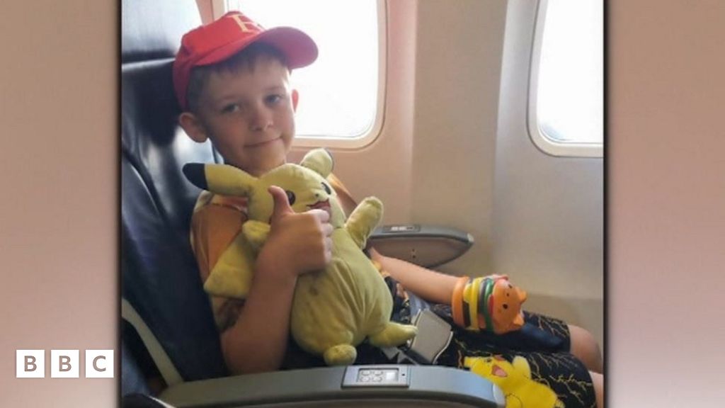 TUI: Canslo gwyliau teulu a hwythau ar yr awyren - BBC Cymru Fyw