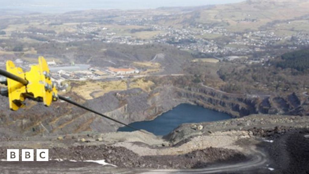 Cau atyniad yn Zip World wedi anafiadau i ddau weithiwr - BBC Cymru Fyw
