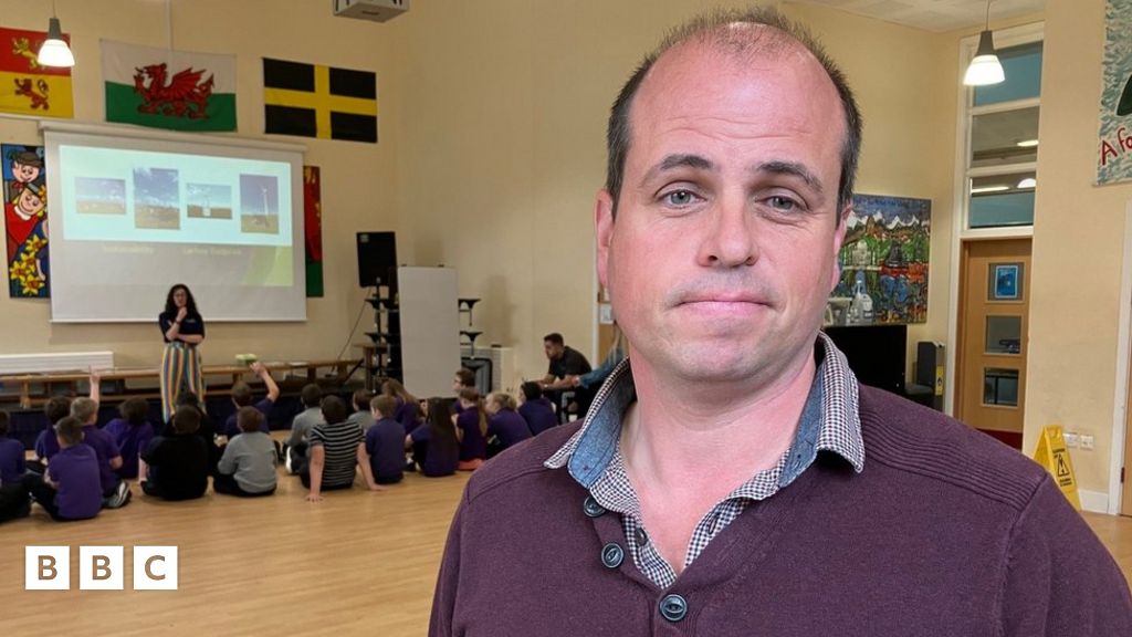 'Plant â mwy o synnwyr na llunwyr polisïau llaeth' - BBC Cymru Fyw