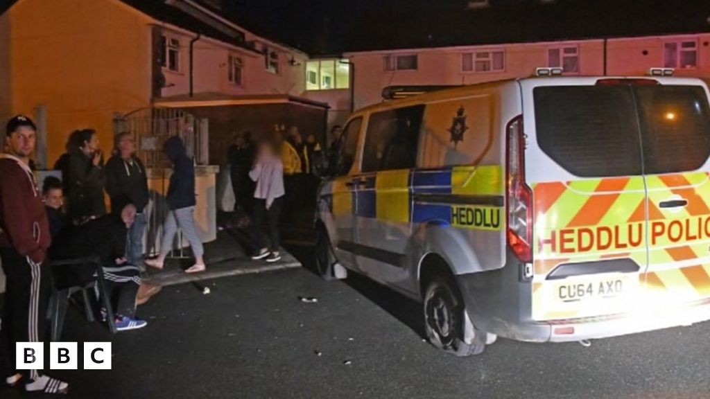 Protest tu allan i swyddfa heddlu wedi helynt Cil-maen - BBC Cymru Fyw