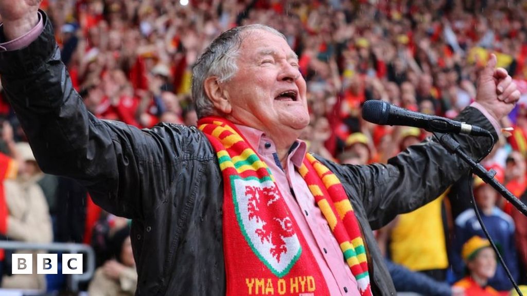 Dafydd Iwan: Poblogrwydd Yma o Hyd 'wedi newid fy mywyd' - BBC Cymru Fyw