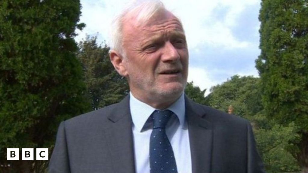 Y gweinyddwr addysg Gareth Pierce wedi marw - BBC Cymru Fyw