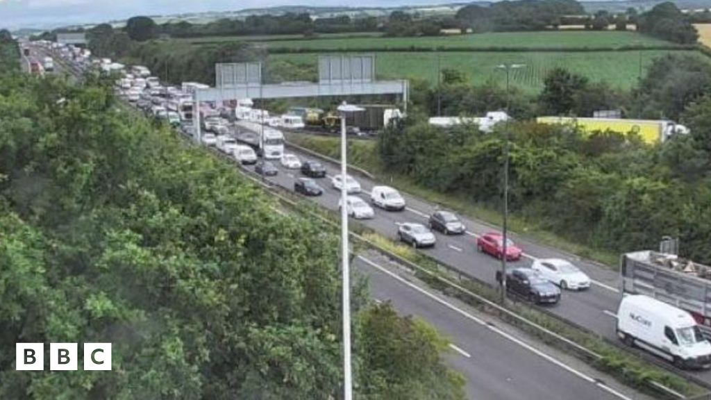 Heddlu'n arestio 12 wedi protest tanwydd ar y ffyrdd - BBC Cymru Fyw