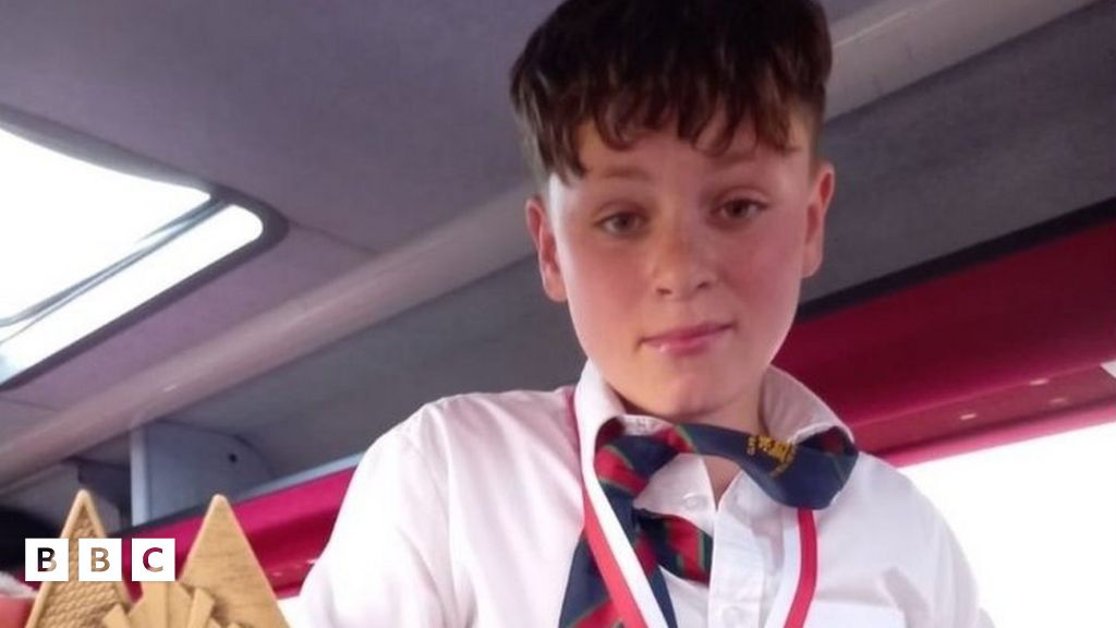 Efailwen: Bachgen, 16, wedi marw ar ôl digwyddiad â thryc - BBC Cymru Fyw