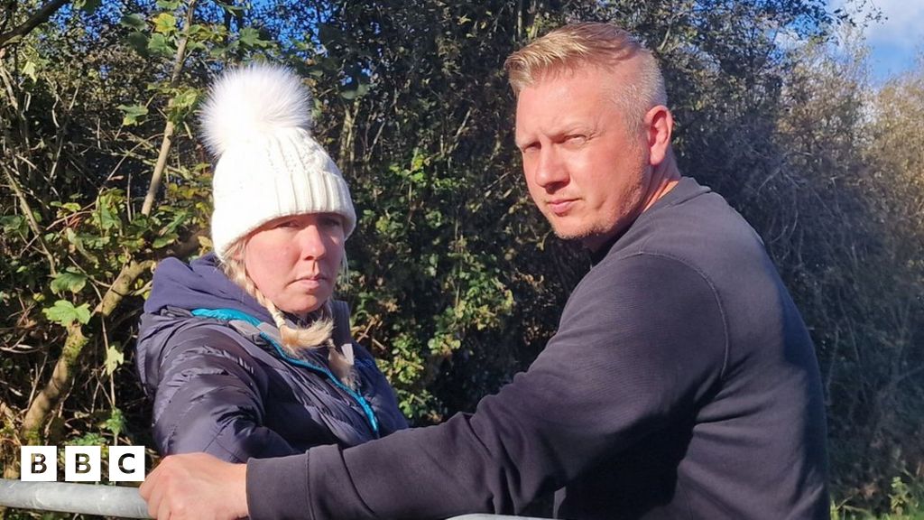 Rheolau gwersylla dros dro yn 'gorfodi' teulu i adael Môn - BBC Cymru Fyw