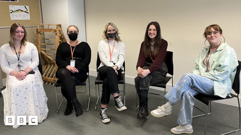 Arbrawf pleidlais gynnar i annog pleidleiswyr ifanc - BBC Cymru Fyw