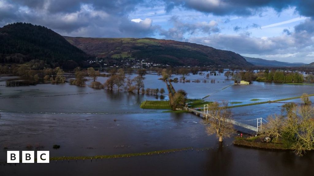 Rhybuddion llifogydd mewn grym ac oedi i deithwyr - BBC Cymru Fyw