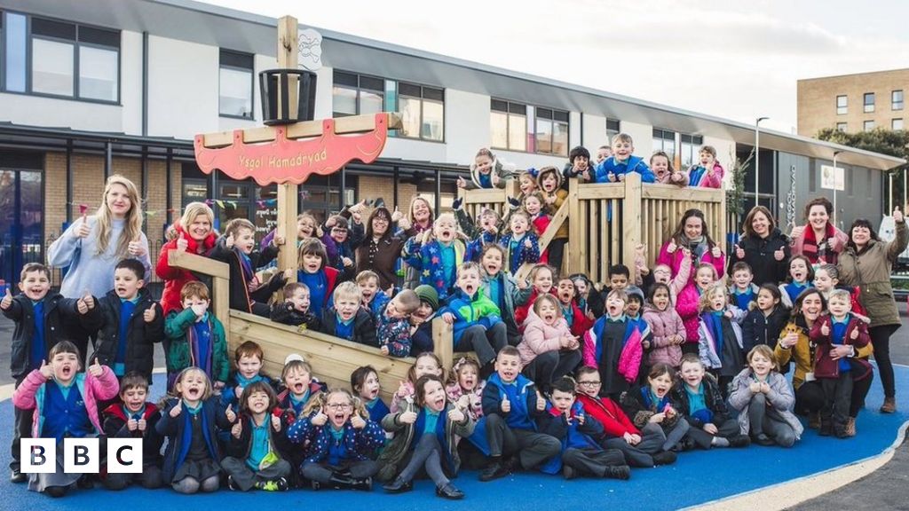 Yr ysgol gyntaf i arwyddo cod sy’n parchu gwallt affro - BBC Cymru Fyw