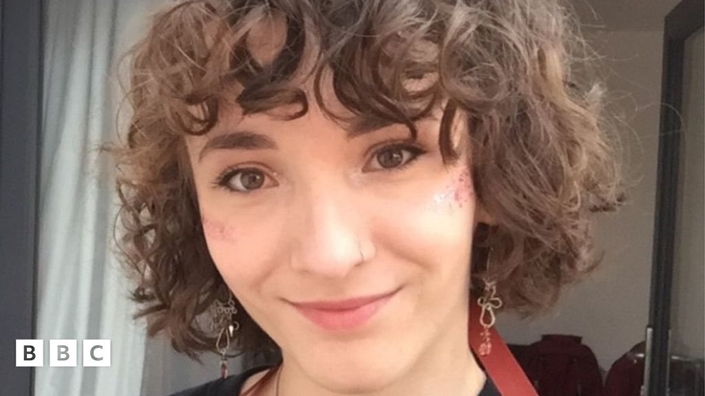 Ateb y Galw: Yr awdures Megan Hunter - BBC Cymru Fyw