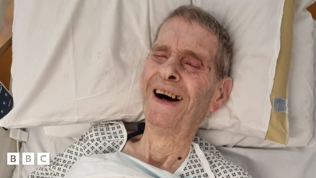 Ymddiheuriad i ddyn, 89, aeth i'r ysbyty ar fwrdd pren mewn fan - BBC ...