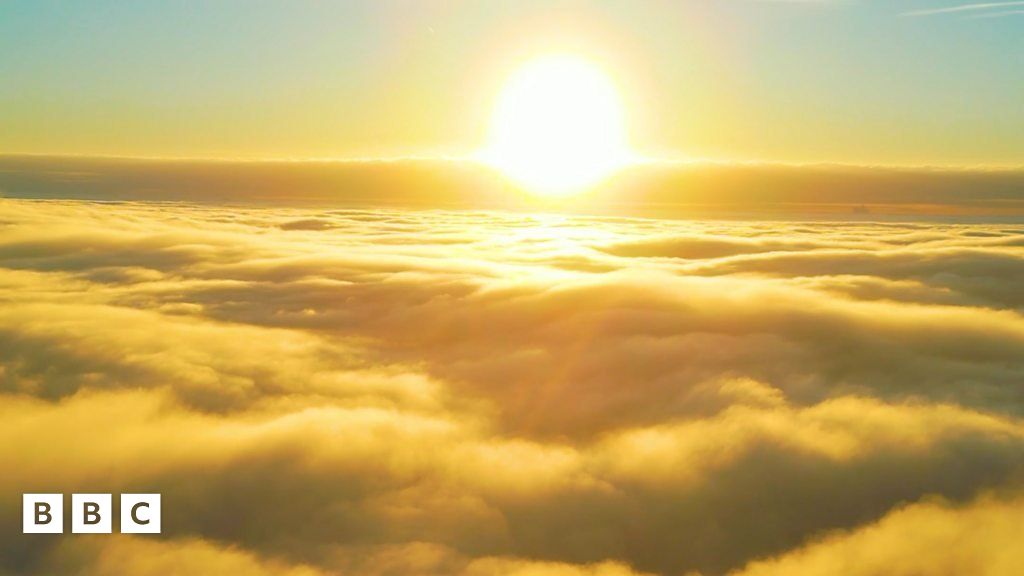 Photographer spots incredible cloud inversion in Peak District - BBC ...