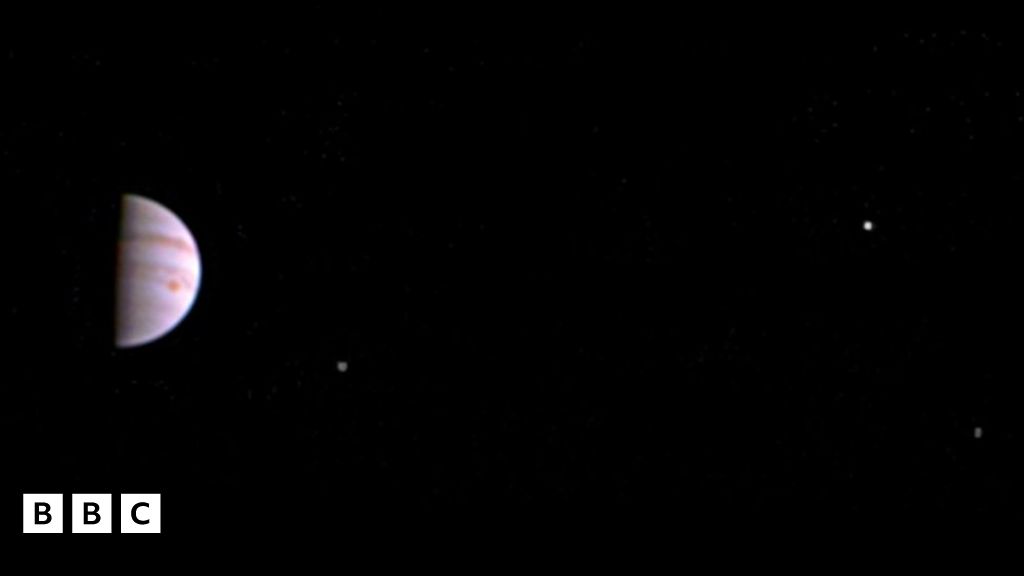 Juno probe's first picture of planet Jupiter - BBC Newsround