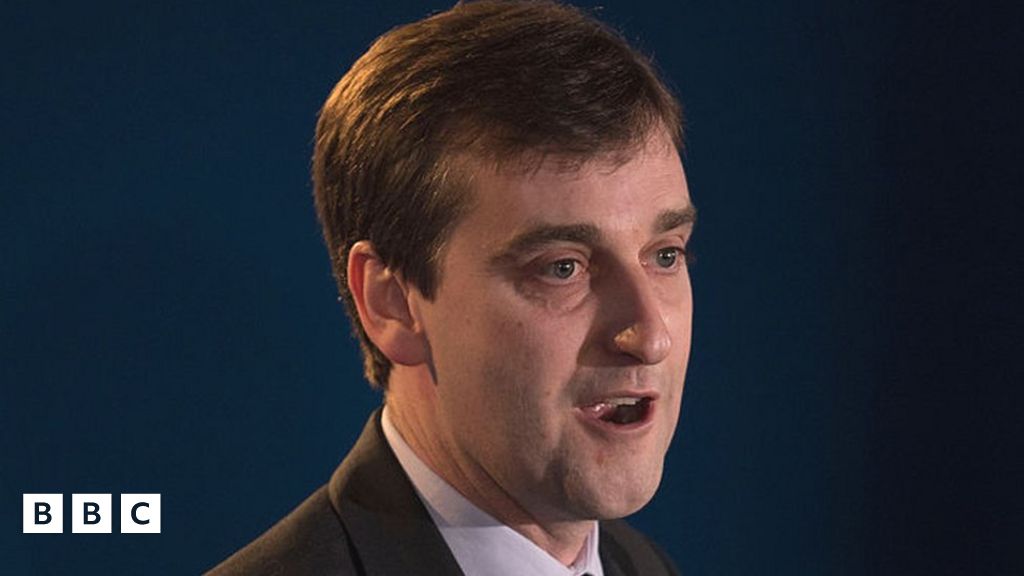 Nick Ramsay AC ddim am fynd â'r Blaid Geidwadol i'r llys - BBC Cymru Fyw