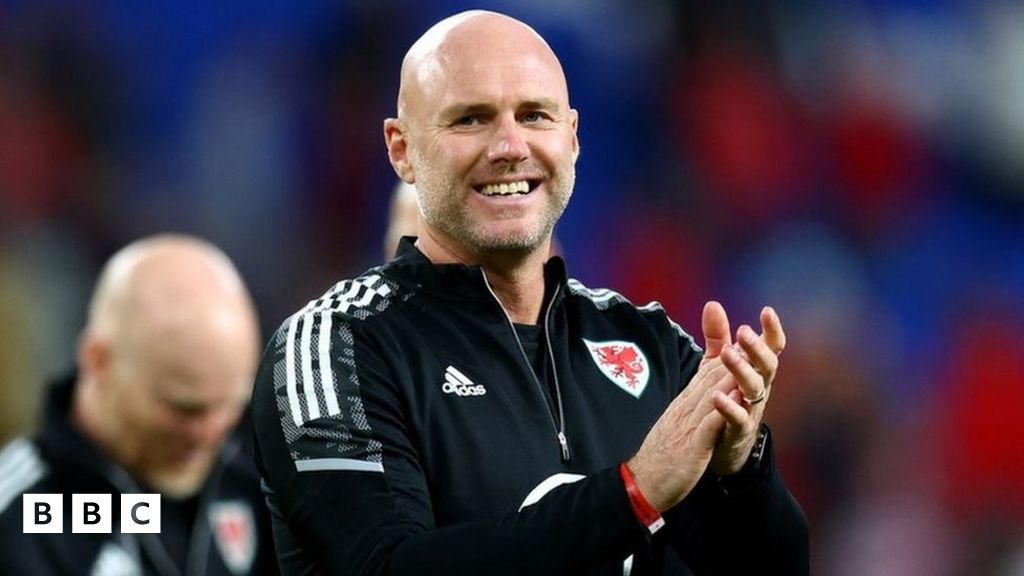 Robert Page: Cytundeb pedair blynedd i reolwr Cymru - BBC Cymru Fyw