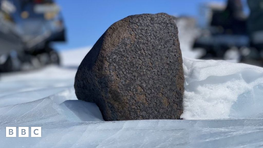 Meteorites: Giant 7.6kg space rock found in Antarctica - BBC Newsround