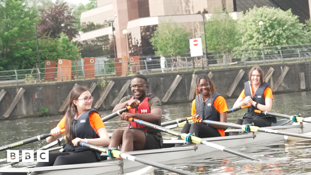 Olympics 2024: What is rowing? - BBC Newsround